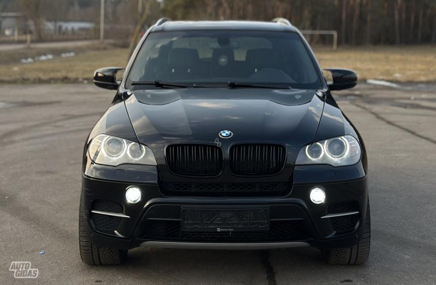 Black BMW X5 2012 in Vilnius, with an engine capacity of 3.00 L and mileage of 305 thousand km for 9000 €, photo 1 on AUTOMOTO.COM.LV