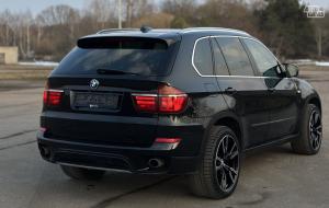 Black BMW X5 2012 in Vilnius, with an engine capacity of 3.00 L and mileage of 305 thousand km for 9000 €, photo 7 on AUTOMOTO.COM.LV