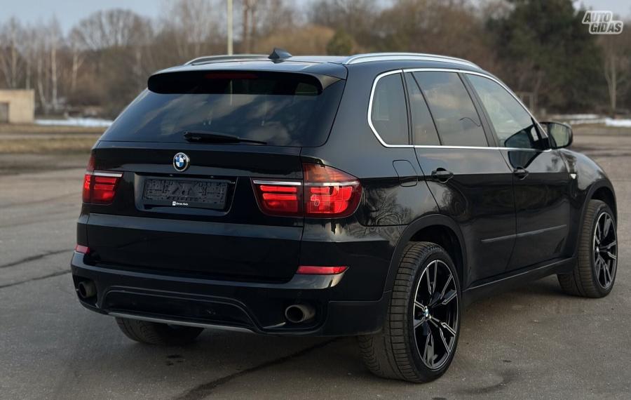 Black BMW X5 2012 in Vilnius, with an engine capacity of 3.00 L and mileage of 305 thousand km for 9000 €, photo 7 on AUTOMOTO.COM.LV