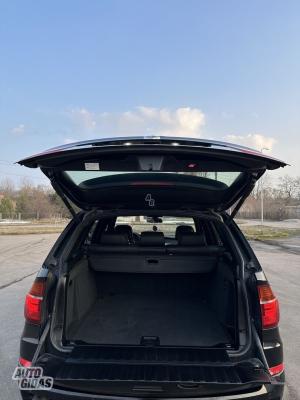 Black BMW X5 2012 in Vilnius, with an engine capacity of 3.00 L and mileage of 305 thousand km for 9000 €, photo 8 on AUTOMOTO.COM.LV