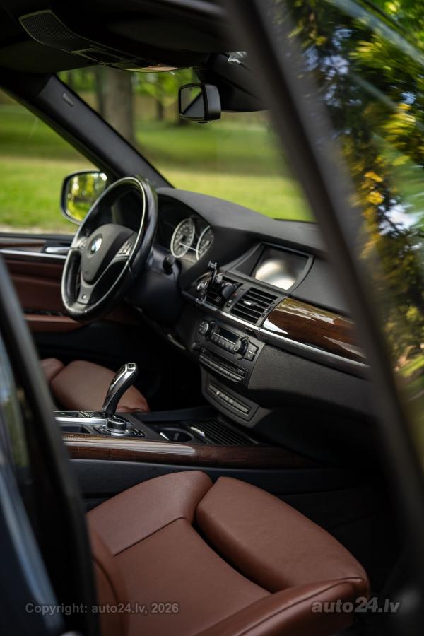 Melns BMW X5 2012 Tiri, ar dzinēja tilpumu 3.00 L un nobraukumu 294 tūkst. km par 14500 €, foto 9 vietnē AUTOMOTO.COM.LV