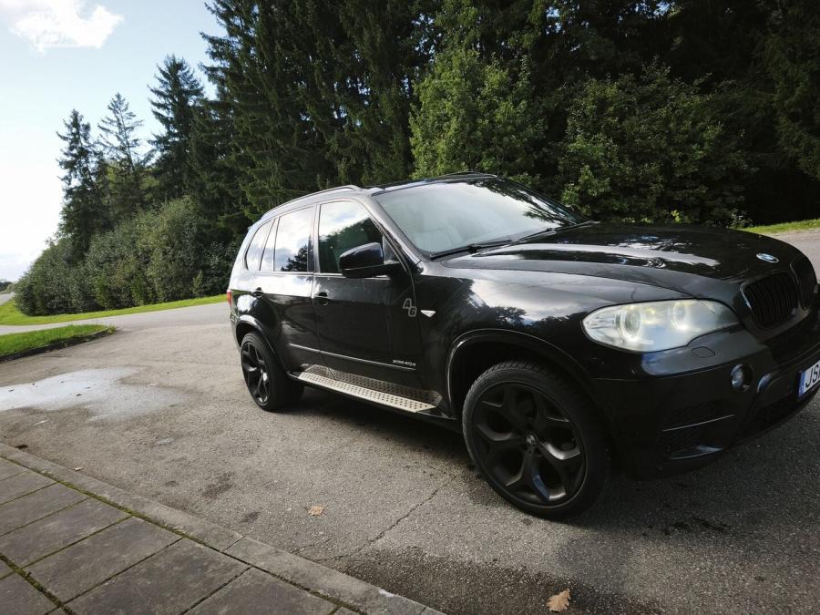 Black BMW X5 2012 in Telschi, with an engine capacity of 3.00 L and mileage of 480 thousand km for 7700 €, photo 4 on AUTOMOTO.COM.LV