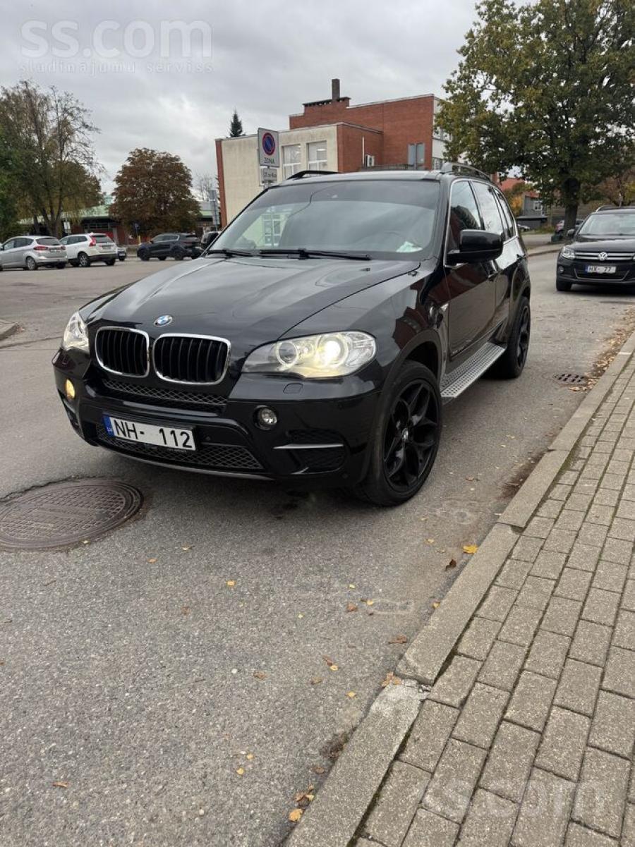 Melns BMW X5 2012 Valmiera, ar dzinēja tilpumu 3.00 L un nobraukumu 340 tūkst. km par 10900 €, foto 1 vietnē AUTOMOTO.COM.LV