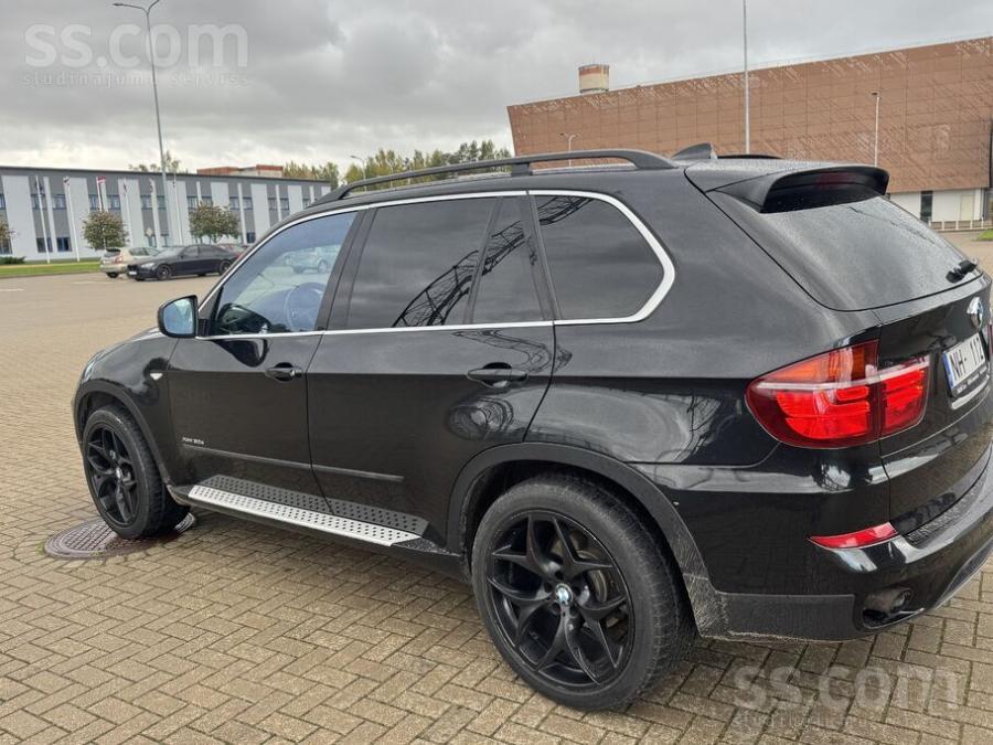 Melns BMW X5 2012 Valmiera, ar dzinēja tilpumu 3.00 L un nobraukumu 340 tūkst. km par 10900 €, foto 4 vietnē AUTOMOTO.COM.LV