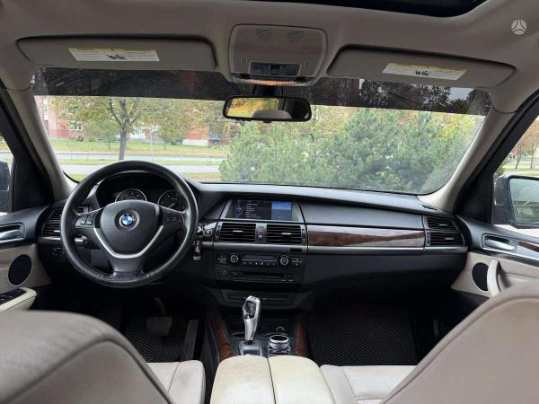 Black BMW X5 2012 in Vilnius, with an engine capacity of 3.00 L and mileage of 299 thousand km for 7900 €, photo 9 on AUTOMOTO.COM.LV