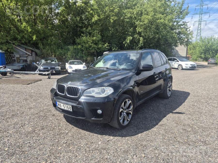 Black BMW X5 2013 in Riga, with an engine capacity of 3.00 L and mileage of 288 thousand km for 13990 €, photo 1 on AUTOMOTO.COM.LV