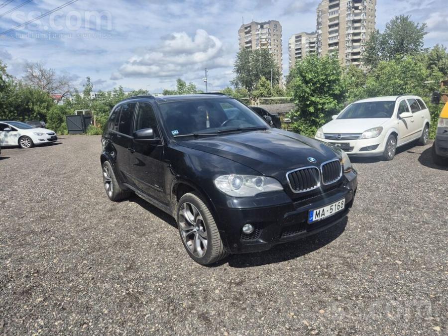 Black BMW X5 2013 in Riga, with an engine capacity of 3.00 L and mileage of 288 thousand km for 13990 €, photo 2 on AUTOMOTO.COM.LV