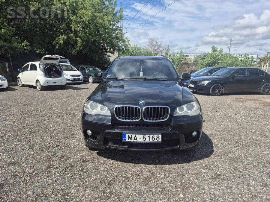 Black BMW X5 2013 in Riga, with an engine capacity of 3.00 L and mileage of 288 thousand km for 13990 €, photo 3 on AUTOMOTO.COM.LV