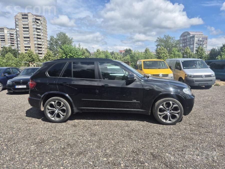 Black BMW X5 2013 in Riga, with an engine capacity of 3.00 L and mileage of 288 thousand km for 13990 €, photo 5 on AUTOMOTO.COM.LV