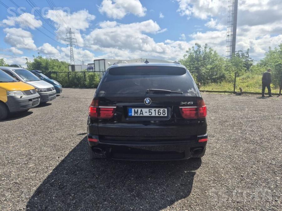 Black BMW X5 2013 in Riga, with an engine capacity of 3.00 L and mileage of 288 thousand km for 13990 €, photo 7 on AUTOMOTO.COM.LV
