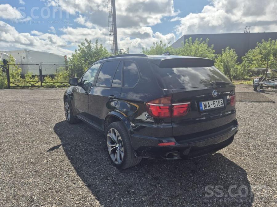 Black BMW X5 2013 in Riga, with an engine capacity of 3.00 L and mileage of 288 thousand km for 13990 €, photo 8 on AUTOMOTO.COM.LV