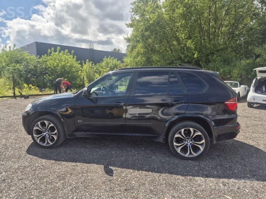 Black BMW X5 2013 in Riga, with an engine capacity of 3.00 L and mileage of 288 thousand km for 13990 €, photo 9 on AUTOMOTO.COM.LV