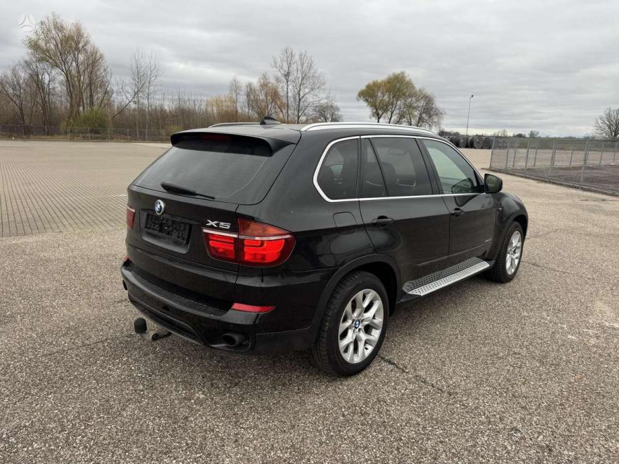Black BMW X5 2013 in Marijampole, with an engine capacity of 2.99 L and mileage of 302 thousand km for 11650 €, photo 4 on AUTOMOTO.COM.LV