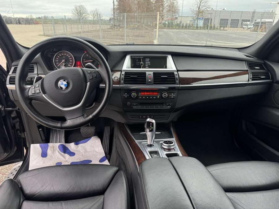 Black BMW X5 2013 in Marijampole, with an engine capacity of 2.99 L and mileage of 302 thousand km for 11650 €, photo 7 on AUTOMOTO.COM.LV