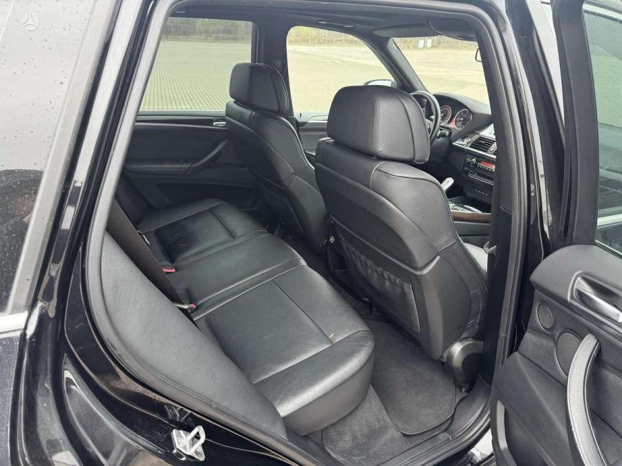 Black BMW X5 2013 in Marijampole, with an engine capacity of 2.99 L and mileage of 302 thousand km for 11650 €, photo 11 on AUTOMOTO.COM.LV