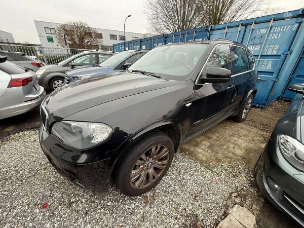 Black BMW X5 2013 in Siauliai, with an engine capacity of 2.99 L and mileage of 288 thousand km for 8900 €, photo 1 on AUTOMOTO.COM.LV
