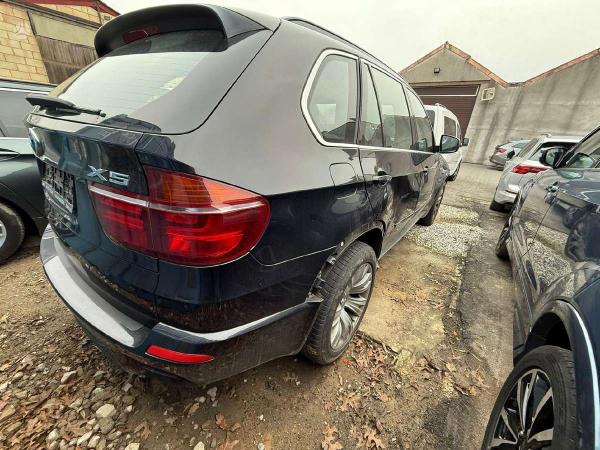 Black BMW X5 2013 in Siauliai, with an engine capacity of 2.99 L and mileage of 288 thousand km for 8900 €, photo 4 on AUTOMOTO.COM.LV