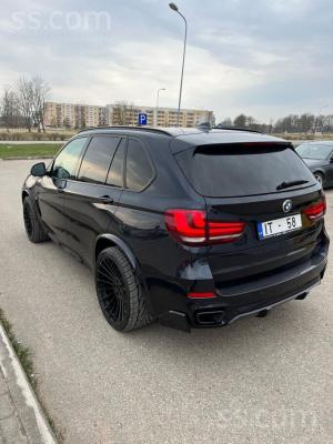 Black BMW X5 2013 in Talsi, with an engine capacity of 3.00 L and mileage of 303 thousand km for 20490 €, photo 3 on AUTOMOTO.COM.LV