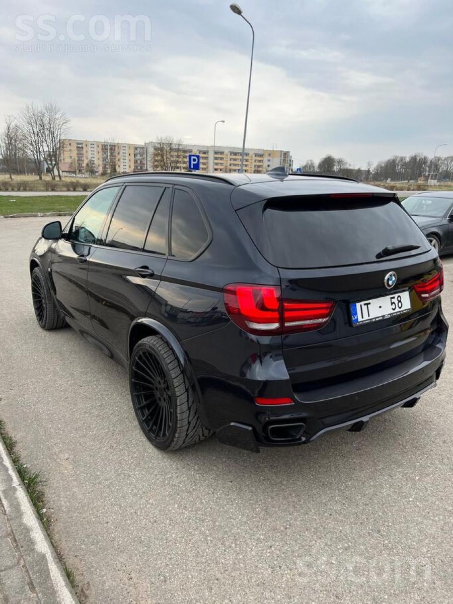Black BMW X5 2013 in Talsi, with an engine capacity of 3.00 L and mileage of 303 thousand km for 20490 €, photo 3 on AUTOMOTO.COM.LV