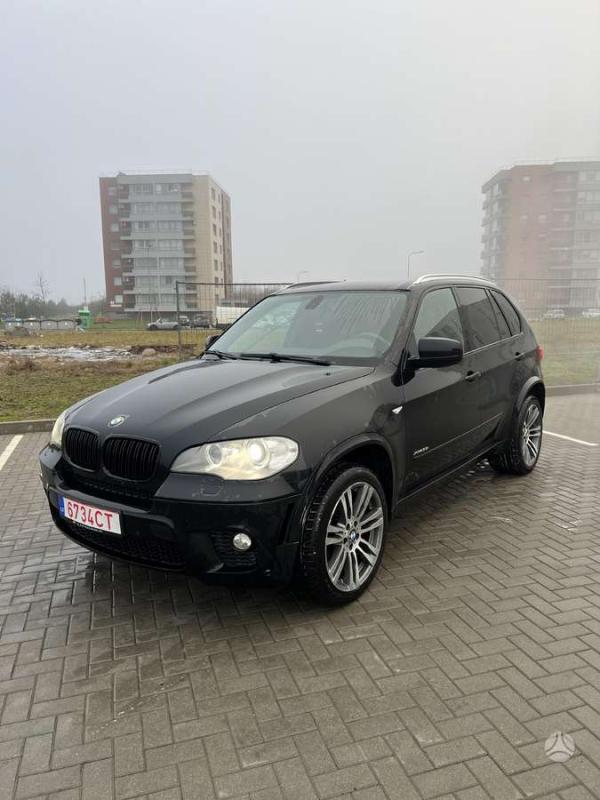 Black BMW X5 2013 in Gargzdai, with an engine capacity of 3.50 L and mileage of 270 thousand km for 8900 €, photo 1 on AUTOMOTO.COM.LV