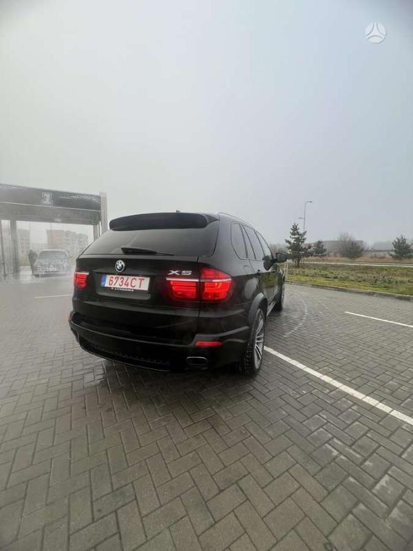 Black BMW X5 2013 in Gargzdai, with an engine capacity of 3.50 L and mileage of 270 thousand km for 8900 €, photo 3 on AUTOMOTO.COM.LV