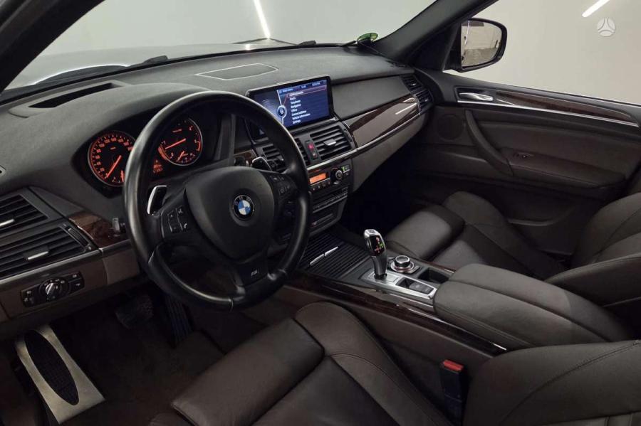 Black BMW X5 2013 in Marijampole, with an engine capacity of 2.99 L and mileage of 226 thousand km for 12999 €, photo 2 on AUTOMOTO.COM.LV