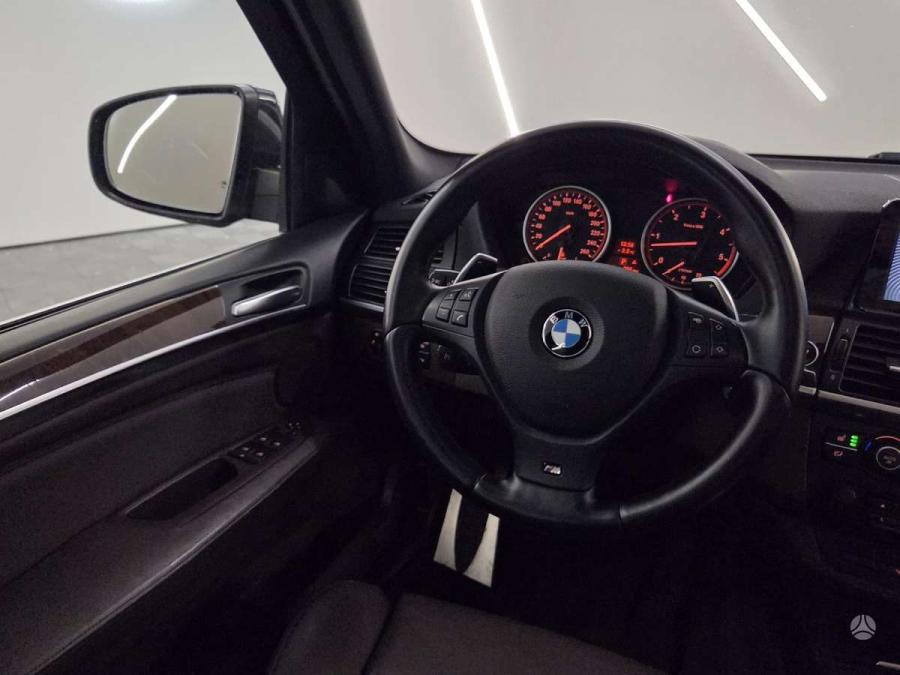Black BMW X5 2013 in Marijampole, with an engine capacity of 2.99 L and mileage of 226 thousand km for 12999 €, photo 32 on AUTOMOTO.COM.LV