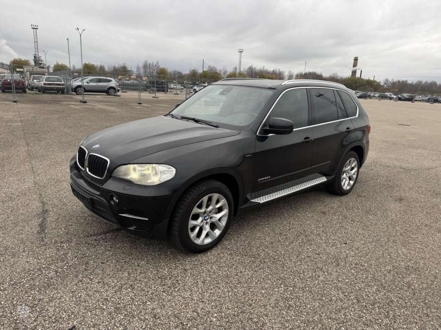 Black BMW X5 2013 in Marijampole, with an engine capacity of 2.99 L and mileage of 302 thousand km for 11350 €, photo 1 on AUTOMOTO.COM.LV
