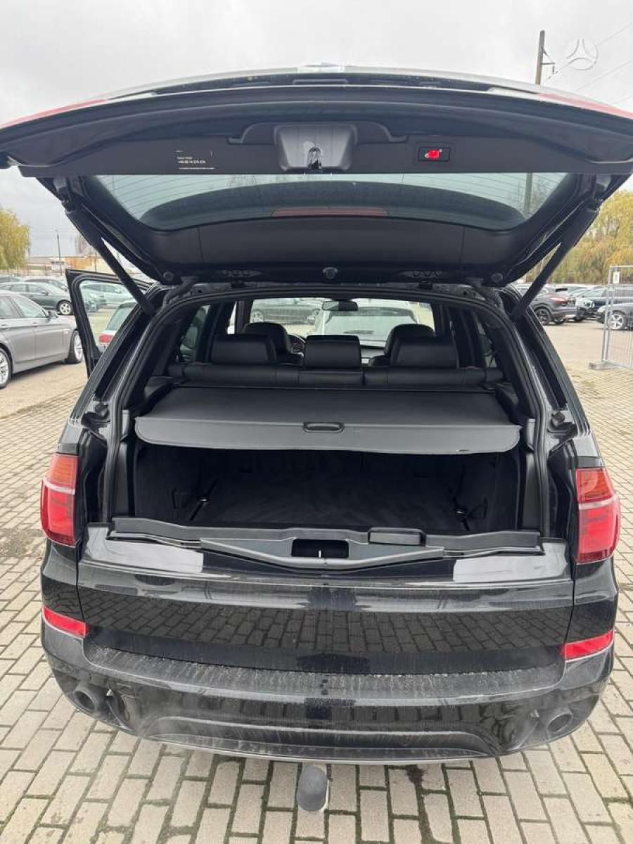 Black BMW X5 2013 in Marijampole, with an engine capacity of 2.99 L and mileage of 302 thousand km for 11350 €, photo 12 on AUTOMOTO.COM.LV