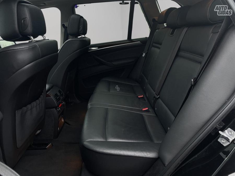 Black BMW X5 2013 in Vilnius, with an engine capacity of 3.00 L and mileage of 249 thousand km for 11999 €, photo 11 on AUTOMOTO.COM.LV