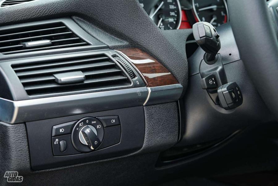 Melns BMW X5 2013 Marijampole, ar dzinēja tilpumu 3.00 L un nobraukumu 337 tūkst. km par 11750 €, foto 29 vietnē AUTOMOTO.COM.LV
