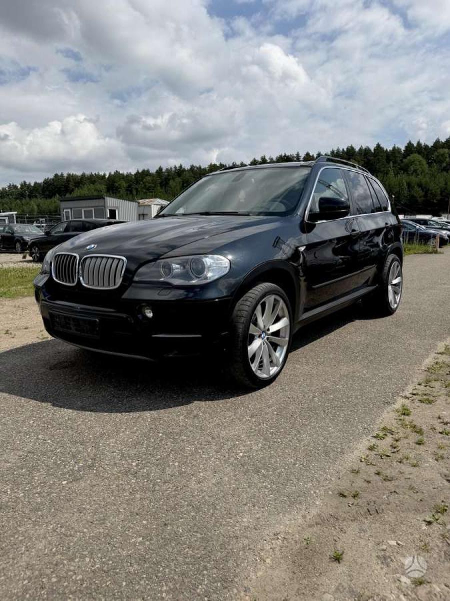 Black BMW X5 2013 in Vilnius, with an engine capacity of 2.99 L and mileage of 340 thousand km for 11900 €, photo 1 on AUTOMOTO.COM.LV