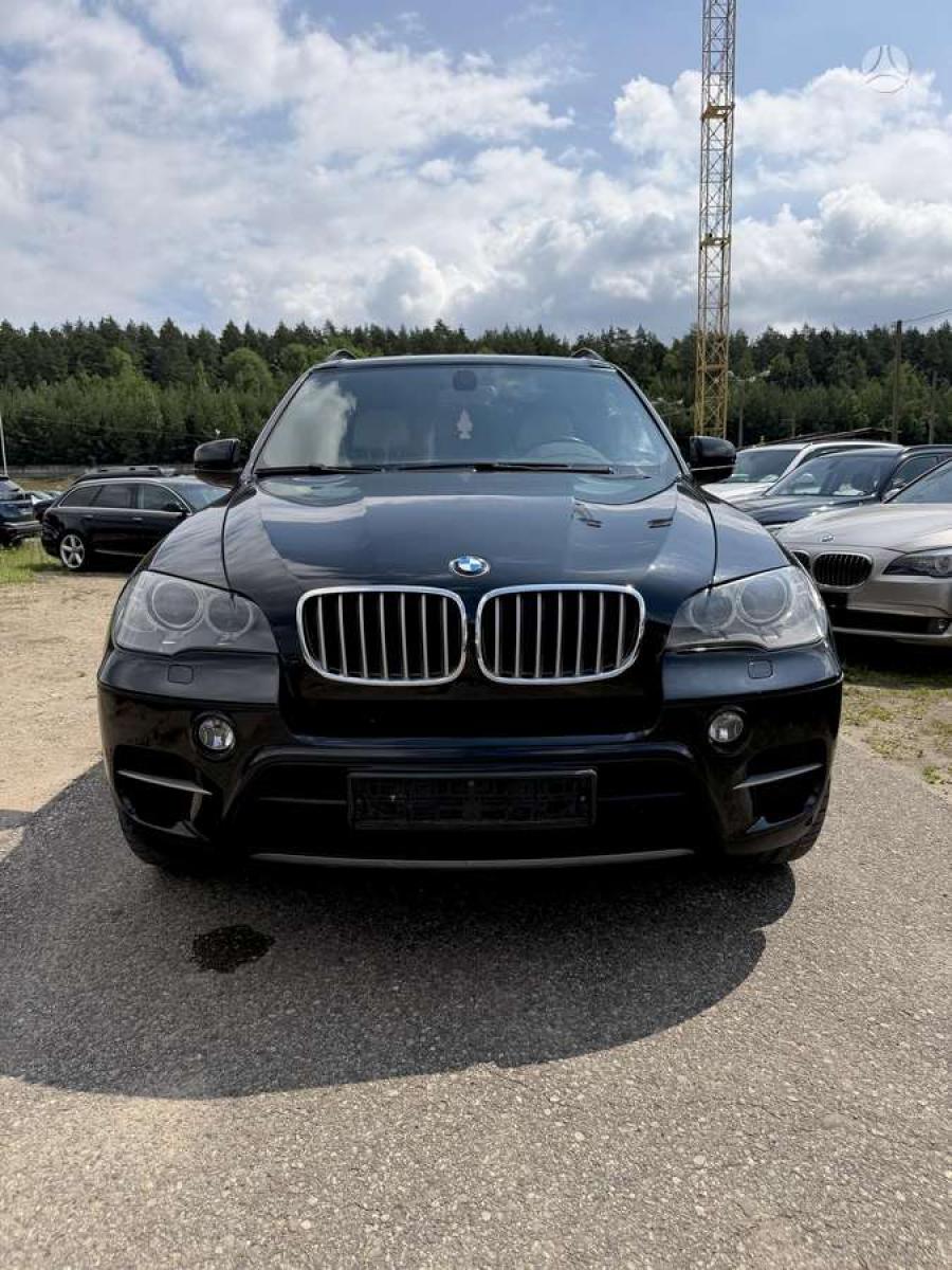 Black BMW X5 2013 in Vilnius, with an engine capacity of 2.99 L and mileage of 340 thousand km for 11900 €, photo 3 on AUTOMOTO.COM.LV