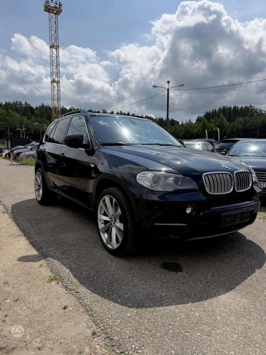 Black BMW X5 2013 in Vilnius, with an engine capacity of 2.99 L and mileage of 340 thousand km for 11900 €, photo 4 on AUTOMOTO.COM.LV