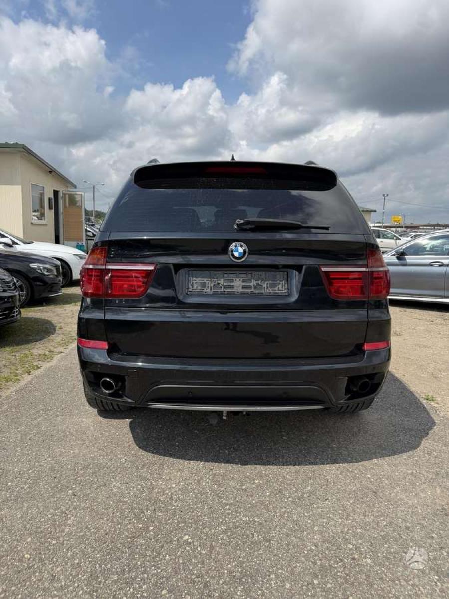 Black BMW X5 2013 in Vilnius, with an engine capacity of 2.99 L and mileage of 340 thousand km for 11900 €, photo 5 on AUTOMOTO.COM.LV