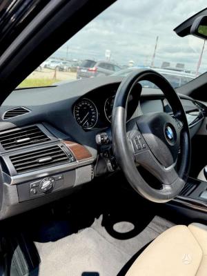Black BMW X5 2013 in Vilnius, with an engine capacity of 2.99 L and mileage of 340 thousand km for 11900 €, photo 7 on AUTOMOTO.COM.LV