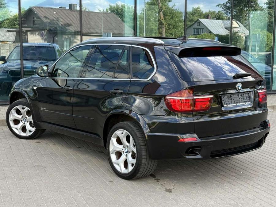 Black BMW X5 2013 in Utena, with an engine capacity of 2.99 L and mileage of 331 thousand km for 9990 €, photo 8 on AUTOMOTO.COM.LV