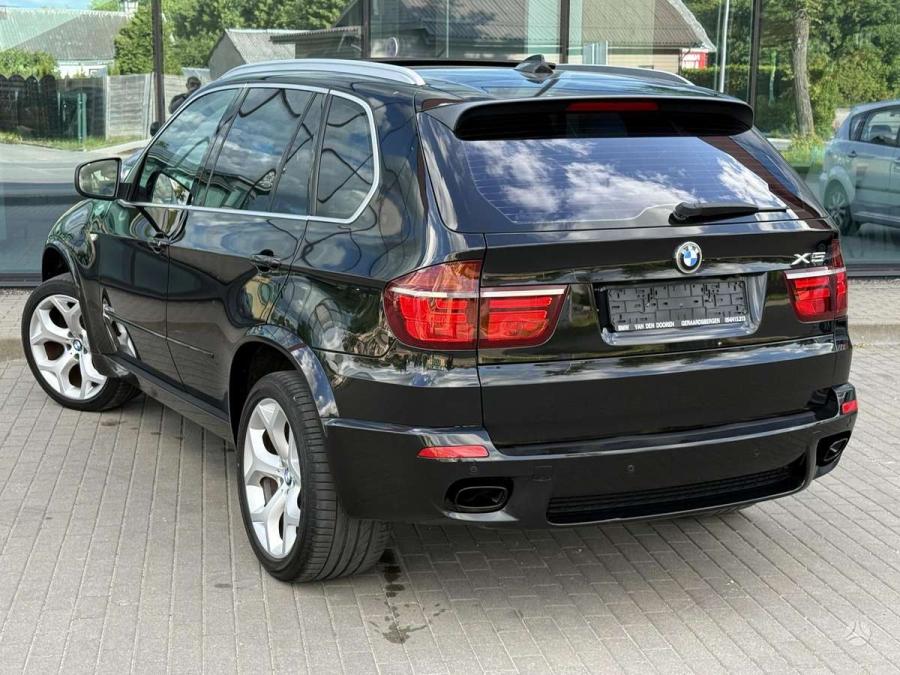Black BMW X5 2013 in Utena, with an engine capacity of 2.99 L and mileage of 331 thousand km for 9990 €, photo 9 on AUTOMOTO.COM.LV