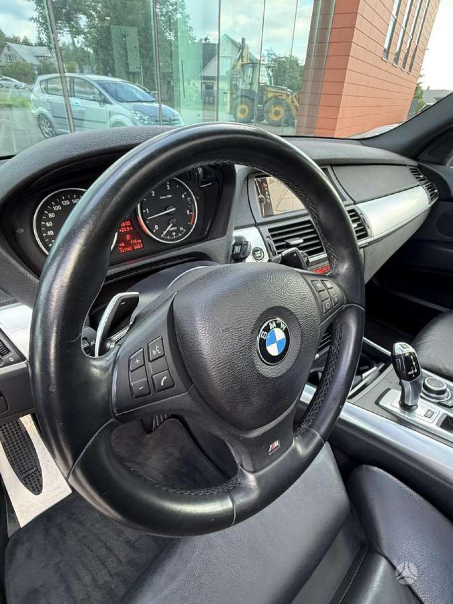 Black BMW X5 2013 in Utena, with an engine capacity of 2.99 L and mileage of 331 thousand km for 9990 €, photo 16 on AUTOMOTO.COM.LV