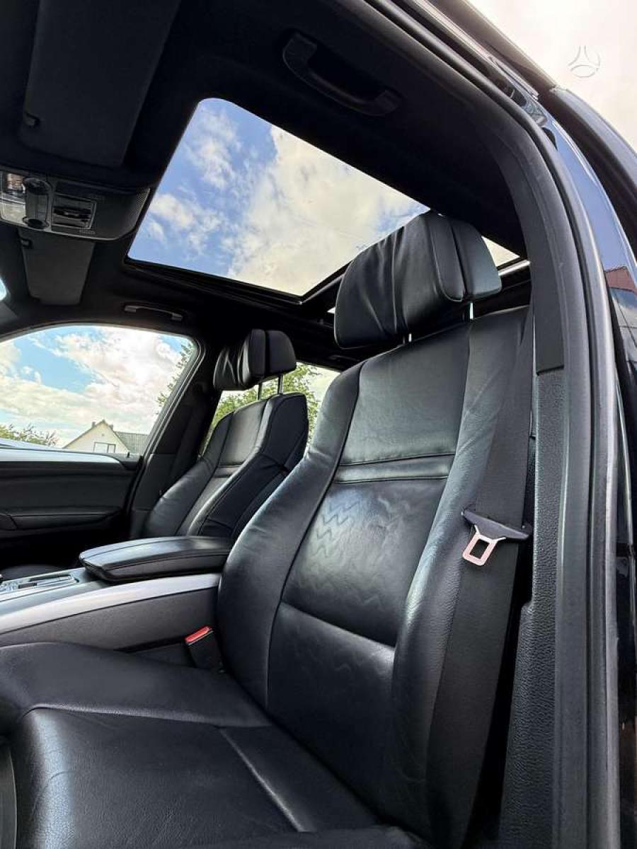 Black BMW X5 2013 in Utena, with an engine capacity of 2.99 L and mileage of 331 thousand km for 9990 €, photo 17 on AUTOMOTO.COM.LV