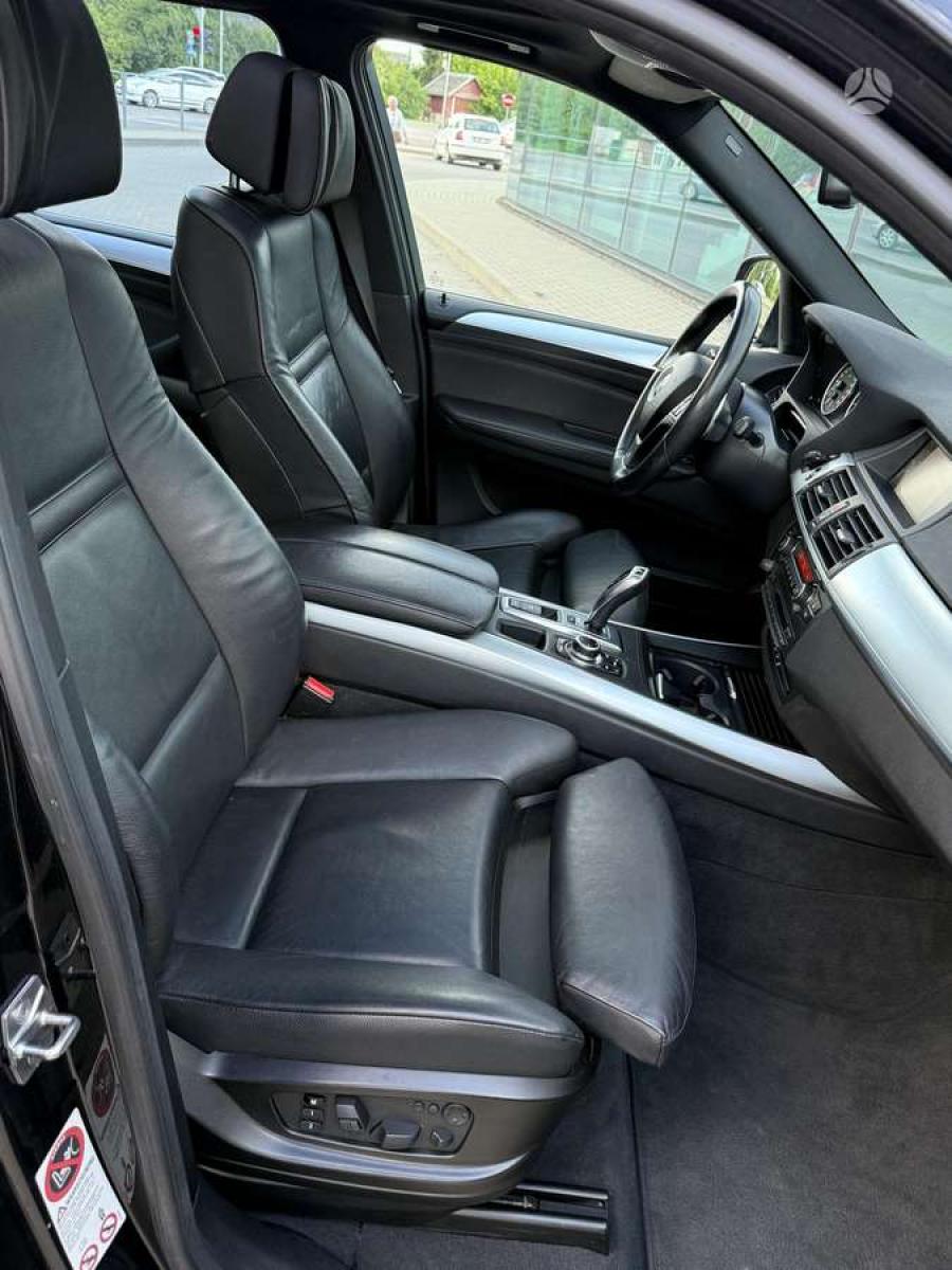 Black BMW X5 2013 in Utena, with an engine capacity of 2.99 L and mileage of 331 thousand km for 9990 €, photo 18 on AUTOMOTO.COM.LV