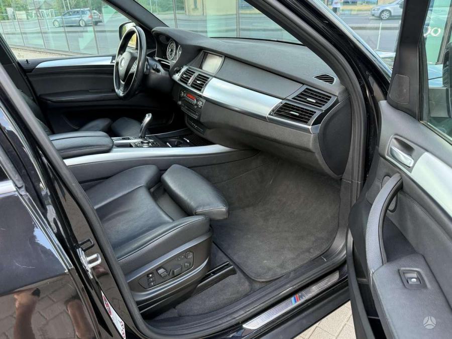 Black BMW X5 2013 in Utena, with an engine capacity of 2.99 L and mileage of 331 thousand km for 9990 €, photo 21 on AUTOMOTO.COM.LV