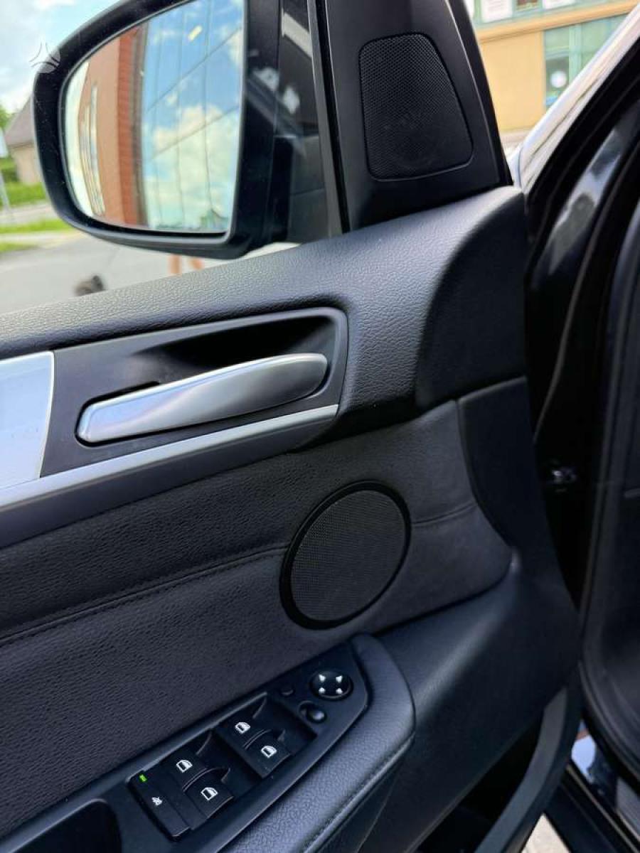 Black BMW X5 2013 in Utena, with an engine capacity of 2.99 L and mileage of 331 thousand km for 9990 €, photo 23 on AUTOMOTO.COM.LV