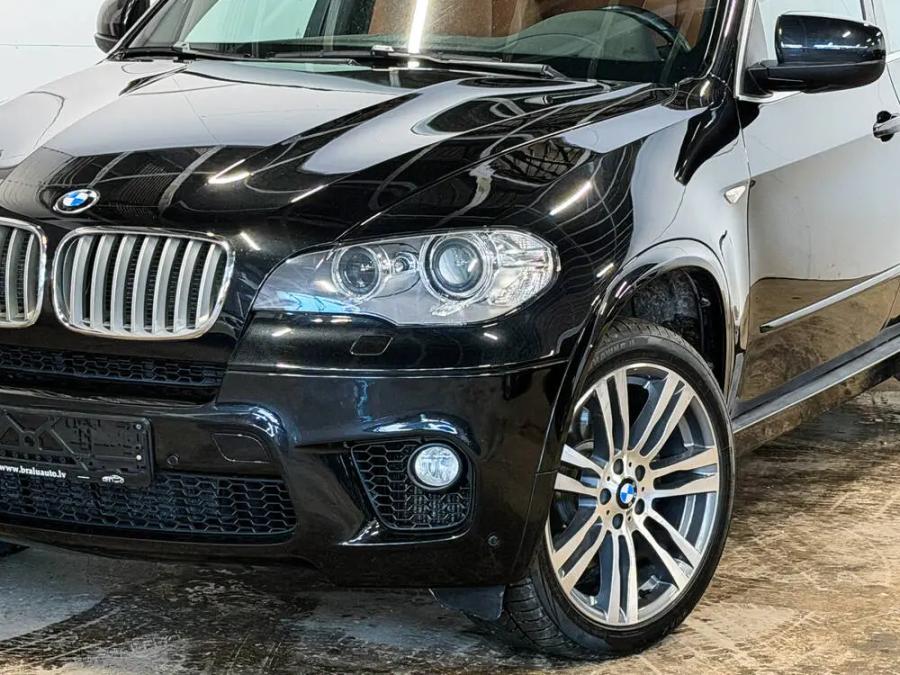 Black BMW X5 2013 in Jurmala, with an engine capacity of 3.00 L and mileage of 284 thousand km for 15695 €, photo 3 on AUTOMOTO.COM.LV