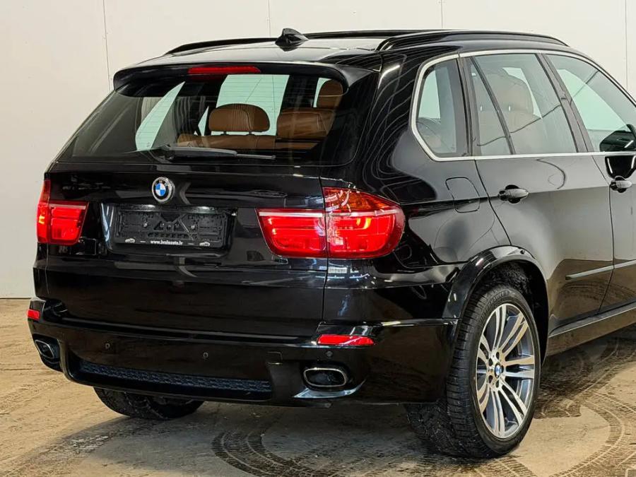 Black BMW X5 2013 in Jurmala, with an engine capacity of 3.00 L and mileage of 284 thousand km for 15695 €, photo 10 on AUTOMOTO.COM.LV