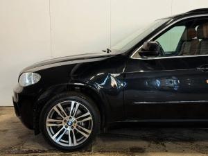 Black BMW X5 2013 in Jurmala, with an engine capacity of 3.00 L and mileage of 284 thousand km for 15695 €, photo 12 on AUTOMOTO.COM.LV