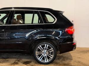 Black BMW X5 2013 in Jurmala, with an engine capacity of 3.00 L and mileage of 284 thousand km for 15695 €, photo 13 on AUTOMOTO.COM.LV