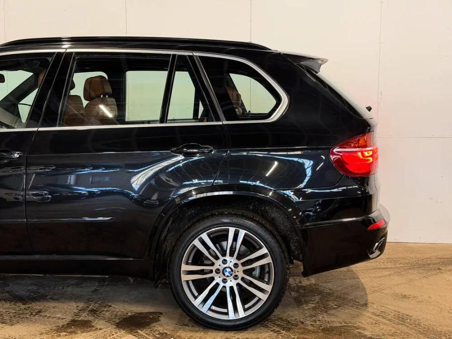 Black BMW X5 2013 in Jurmala, with an engine capacity of 3.00 L and mileage of 284 thousand km for 15695 €, photo 13 on AUTOMOTO.COM.LV