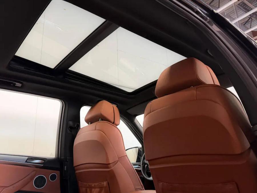 Black BMW X5 2013 in Jurmala, with an engine capacity of 3.00 L and mileage of 284 thousand km for 15695 €, photo 23 on AUTOMOTO.COM.LV