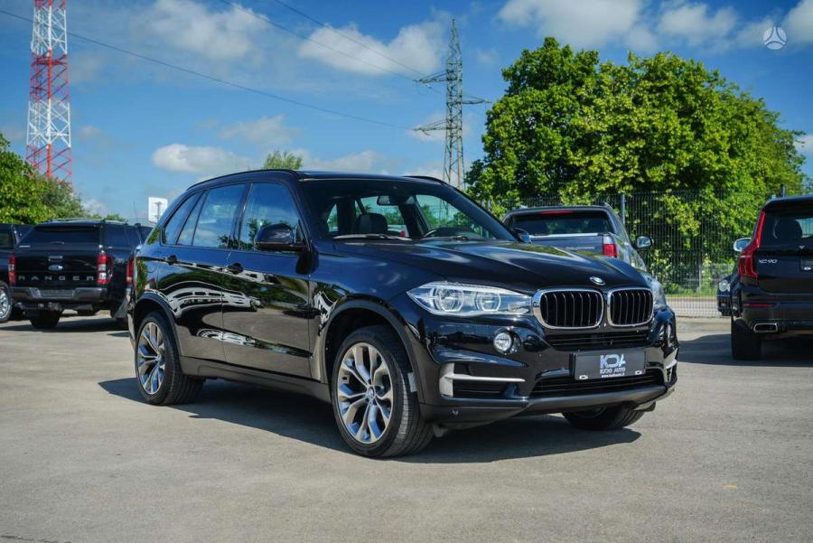 Black BMW X5 2013 in Kaunas, with an engine capacity of 2.99 L and mileage of 323 thousand km for 17750 €, photo 1 on AUTOMOTO.COM.LV
